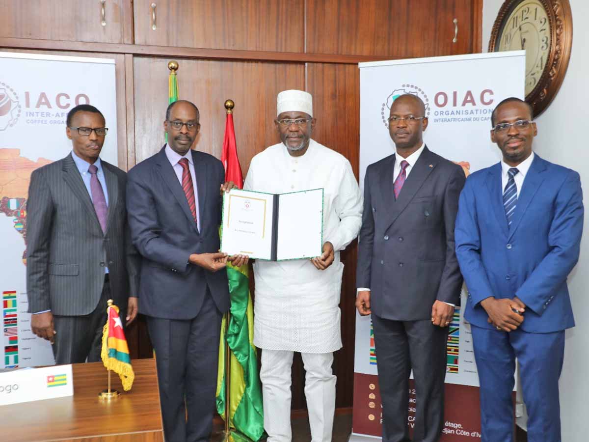 Café africain : le Togo remet officiellement l’Instrument d’Acceptation ...